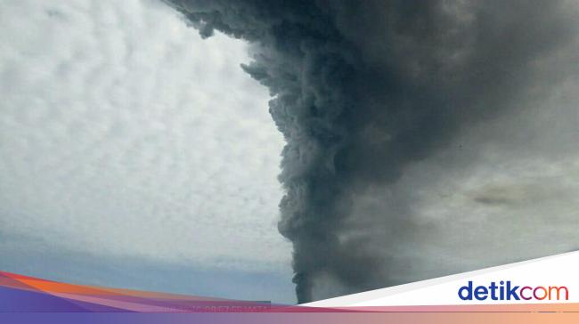 Gunung Soputan di Sulawesi Utara Erupsi