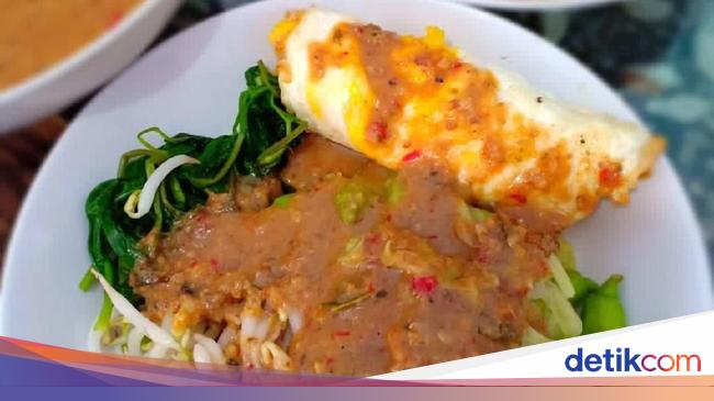 Aduh, Enaknya! Sarapan Pecel Kembang Turi Plus Rempeyek