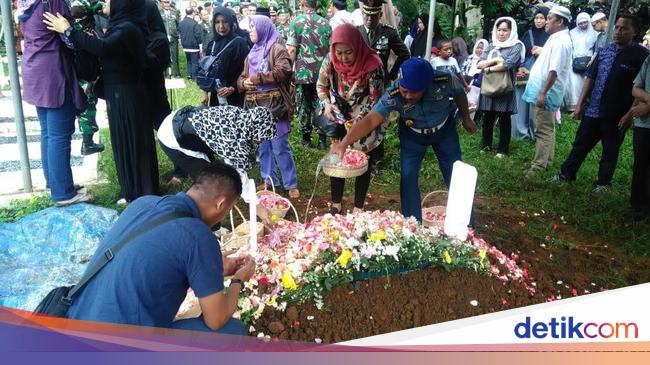 Isak Tangis Keluarga Iringi Pemakaman Jenazah Letkol Dono Isak Tangis Keluarga Iringi Pemakaman Jenazah Letkol Dono