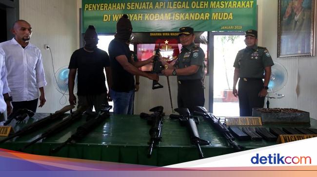 Warga Serahkan Senjata Sisa Konflik Aceh ke Kodam Iskandar Muda