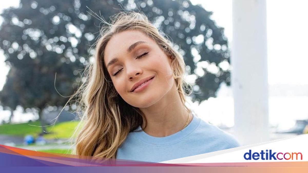 Pose Shmile, Foto Senyum Sambil Merem yang Tren di Instagram