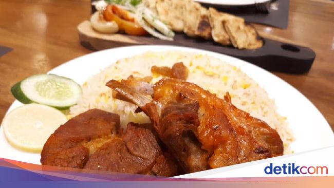 Awtar: Ada Nasi Mandi Berlauk Daging Kambing Empuk di Resto Arab Megah Ini