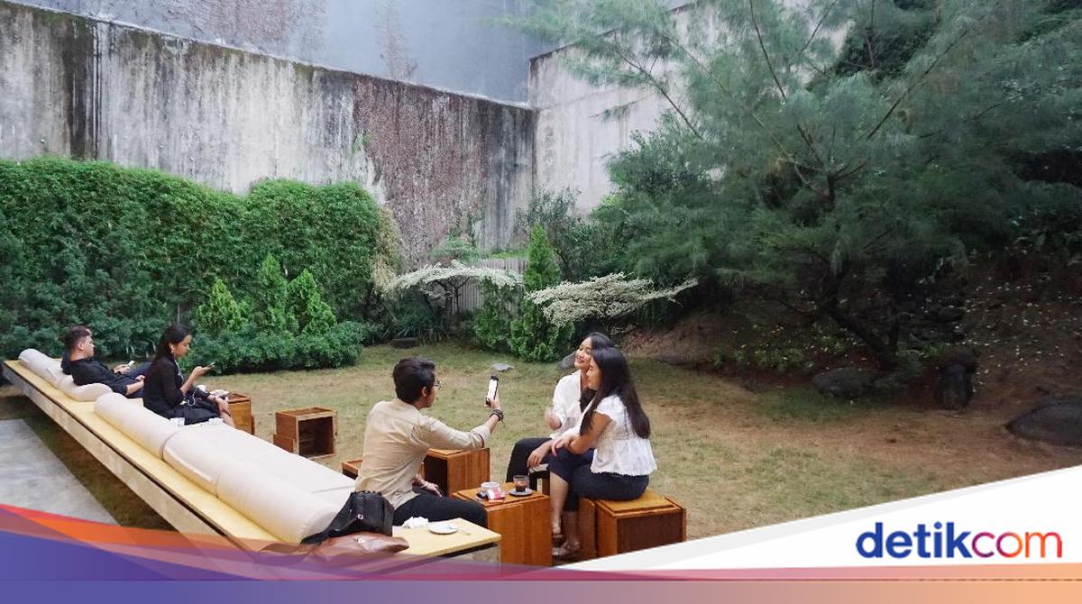 Titik Temu: Enaknya Ngopi Sambil Nyemil Carrot Cake di Kafe Bergaya ...