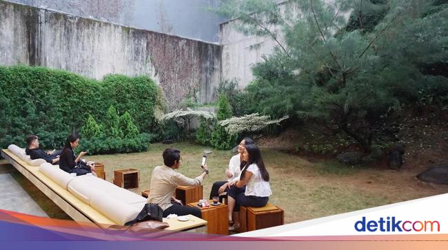 Titik Temu: Enaknya Ngopi Sambil Nyemil Carrot Cake di Kafe Bergaya Rustic Ini