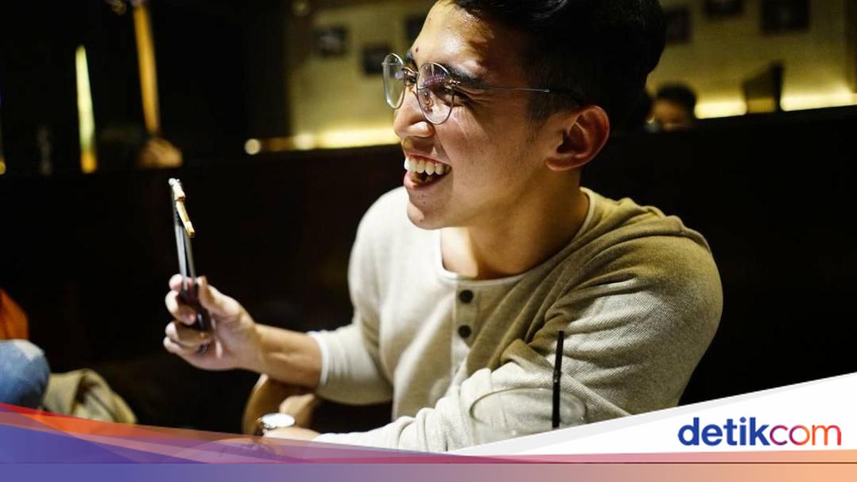 Kompak! Gaya Kece Kulineran Vadi Akbar dan Vidi Aldiano di Jepang