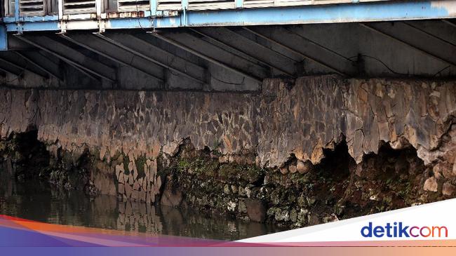 Ngeri! Dinding Kali di Bawah Halte TransJ Olimo Keropos dan Berlubang