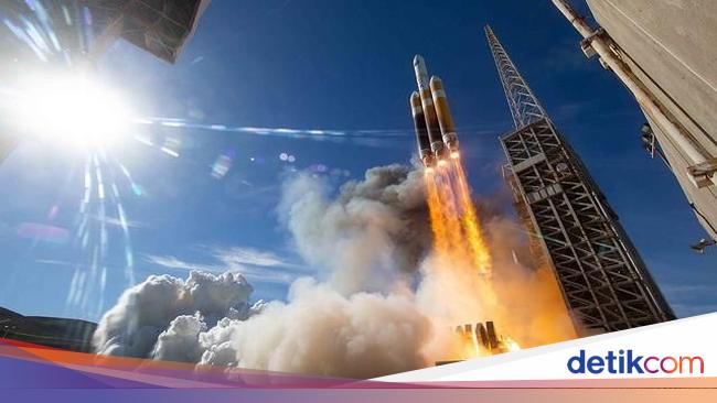 Melihat Satelit Mata-mata Misterius Amerika Melesat ke Angkasa