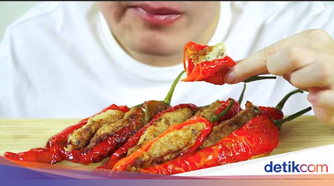 Huaah! YouTuber Ini Lahap Makan Setumpuk 'Cabe Goreng'