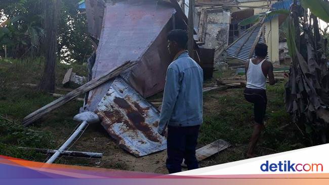 Dampak Rentetan Gempa Mentawai: Gereja, Puskesmas, dan 11 Rumah Rusak Dampak Rentetan Gempa Mentawai: Gereja, Puskesmas, dan 11 Rumah Rusak