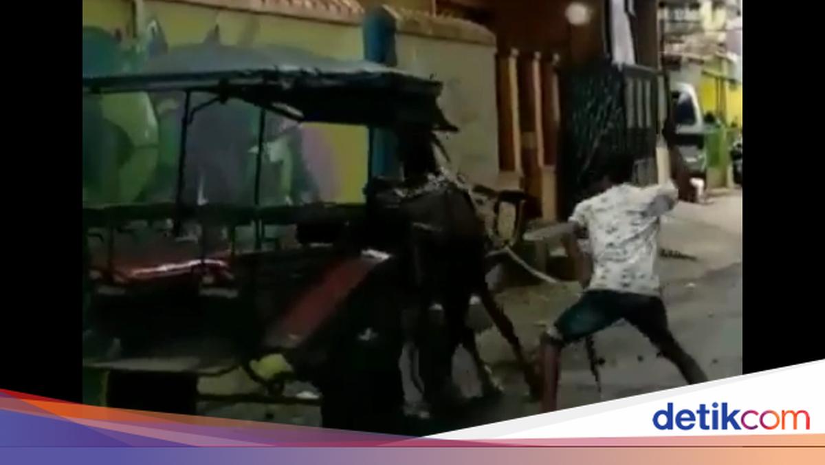 Kusir di Tasikmalaya Cambuk Kuda Bertubi-tubi, Warganet Emosi