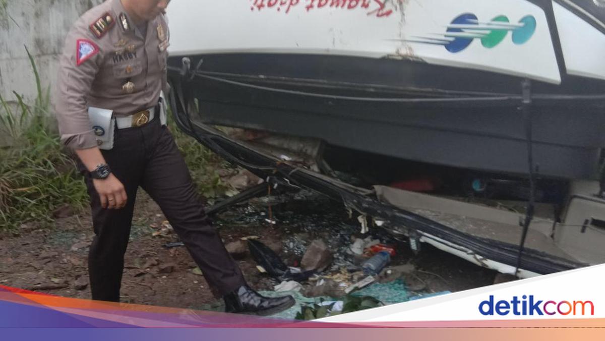 Bus Kramat Djati Terguling di Cicalengka, Dua Orang Terjepit