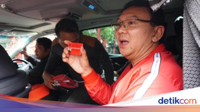 Tanda-tanda hingga Ahok Pakai Jas PDIP