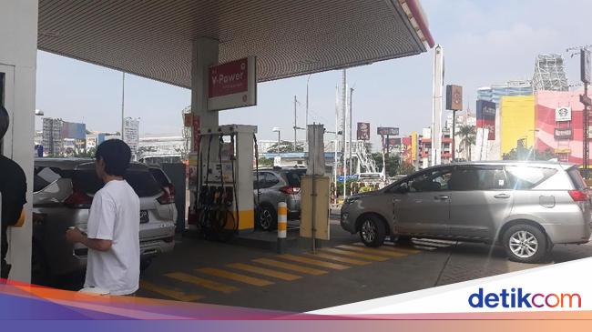 Turun Harga, SPBU Shell Diserbu Warga