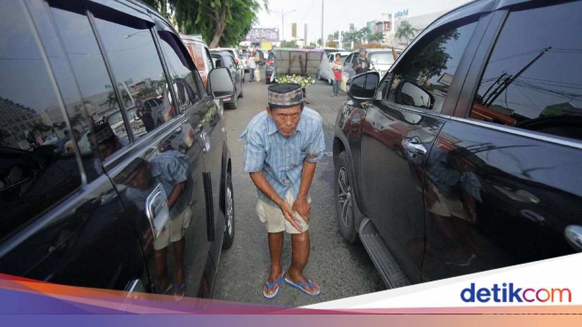 Potret Pengemis di Tengah Kepadatan Lalu-lintas di Bekasi