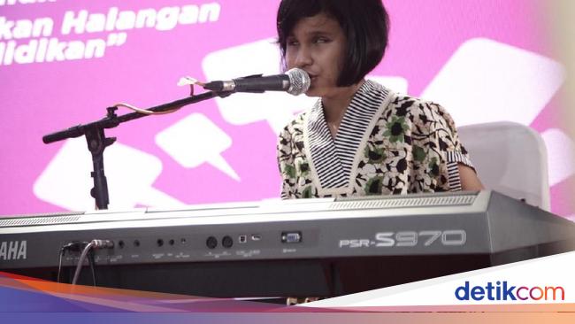 Zizi Buktikan Keterbatasan Bukan Alasan untuk Tidak Berprestasi Zizi Buktikan Keterbatasan Bukan Alasan untuk Tidak Berprestasi
