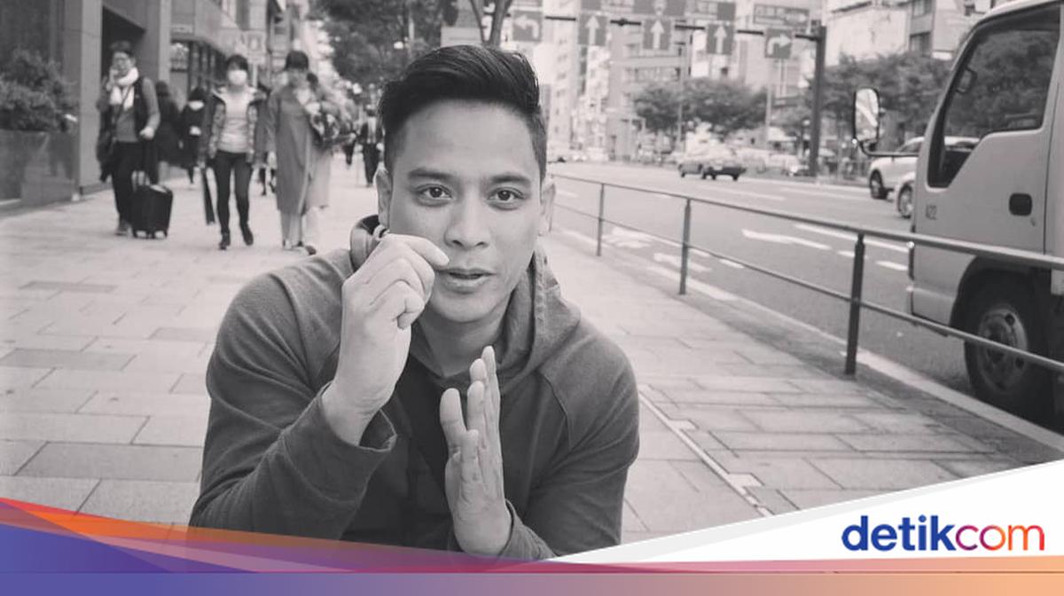 Tanpa Jas, Begini Gaya Kasual Tommy Tjokro yang Jadi Moderator Debat Capres