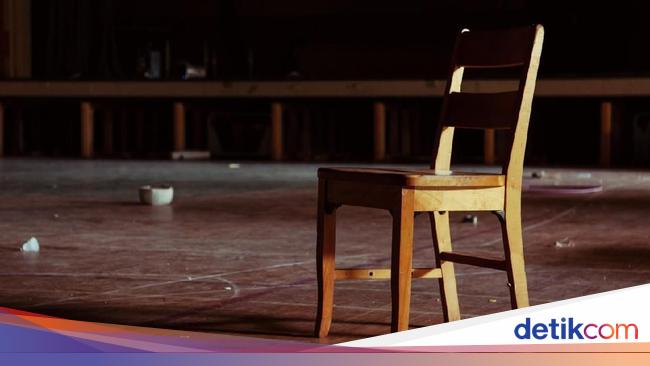 Pernah Jadi Korban Bercanda Tarik Kursi? Waspadai Gejala Cedera Tulang Ekor