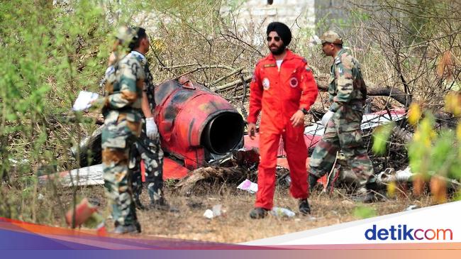 Pesawat Tempur India Tabrakan saat latihan Aerobatik Pesawat Tempur India Tabrakan saat latihan Aerobatik