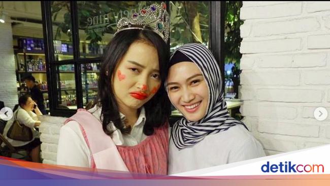 Kinal eks JKT48 Rela Tampil Jelek Keliling Mall Jelang Nikah Kinal eks JKT48 Rela Tampil Jelek Keliling Mall Jelang Nikah