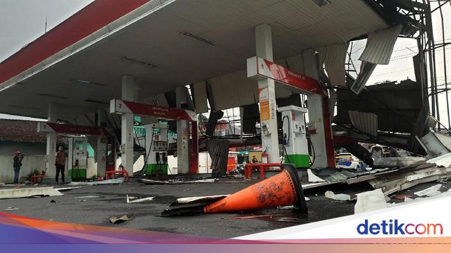 Detik-detik Atap SPBU Ambruk Disapu Puting Beliung di Sukabumi