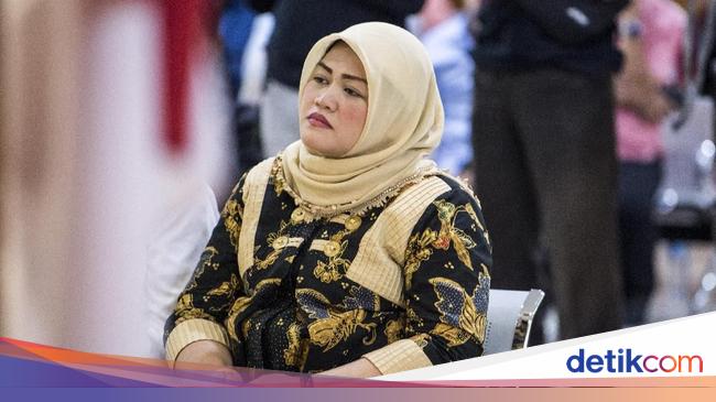 Wajah Sendu Neneng Hasanah di Sidang Perdana Meikarta