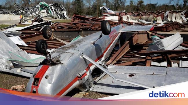 Penampakan Pesawat Rusak Akibat Tornado di Alabama