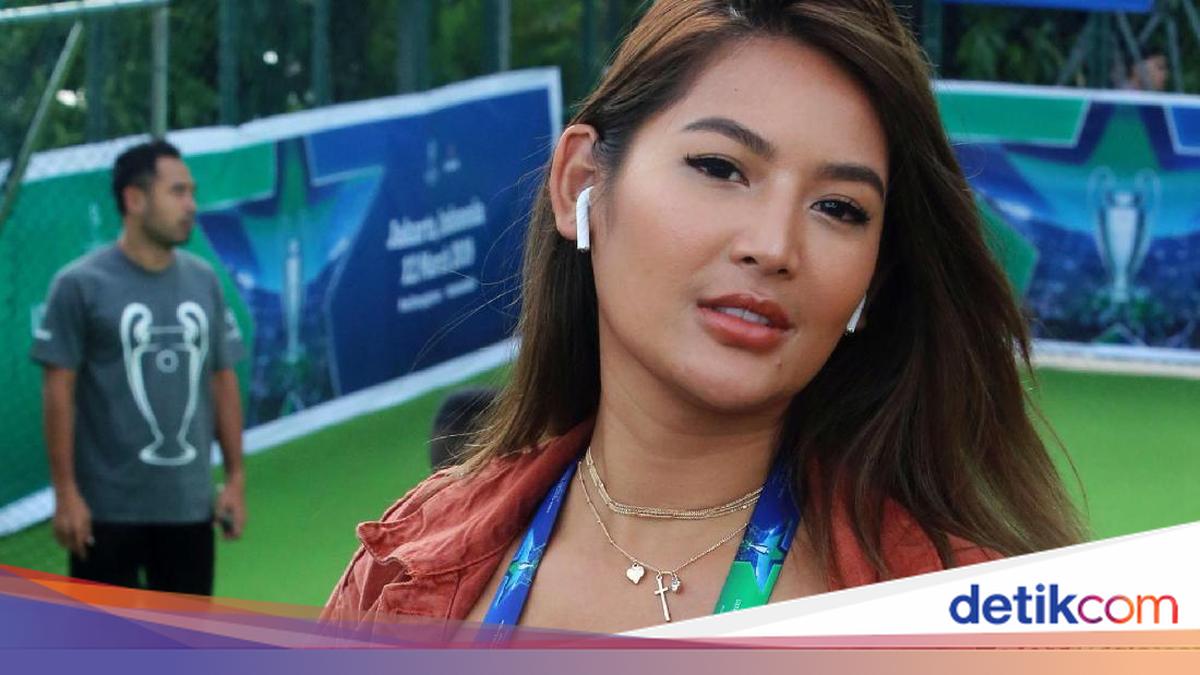 Selamat! Maria Selena Tunangan dengan Pilot