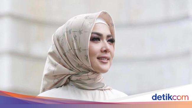 Syahrini dan Luna Maya Sama-Sama Jualan Hijab, Lebih Mahal Mana?