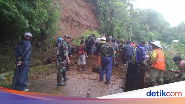Tebing 15 Meter Longsor, Jalur Wisata Dieng Putus Total