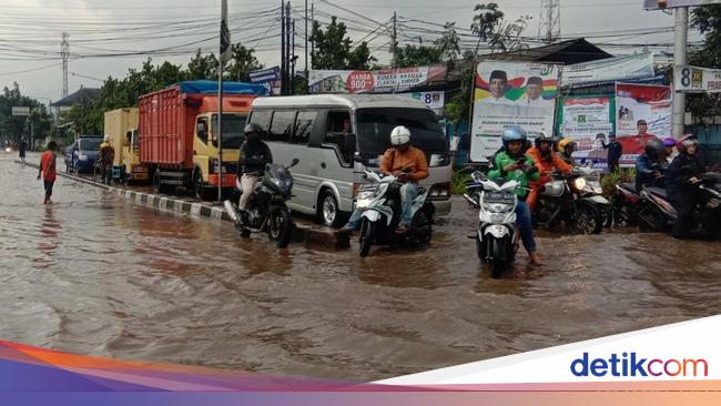 Jalan Gedebage Terendam Banjir, Sejumlah Kendaraan Mogok Jalan Gedebage Terendam Banjir, Sejumlah Kendaraan Mogok