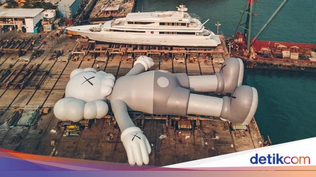 Patung KAWS Sepanjang 37 Meter Tiba di Hong Kong, Begini Penampakannya