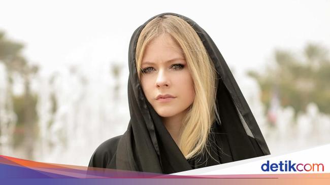 Avril Lavigne Rekam Ulang Lagu Debut Kelly Clarkson 'Breakaway'
