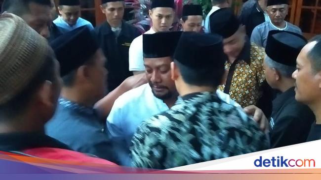 Isak Tangis Mewarnai Kedatangan Jenazah Anak Bupati Mojokerto Nonaktif Isak Tangis Mewarnai Kedatangan Jenazah Anak Bupati Mojokerto Nonaktif