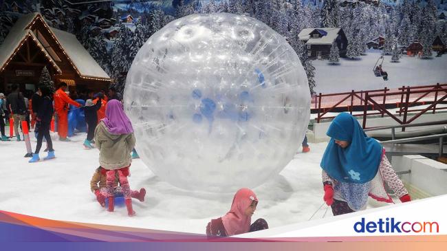Serunya Meluncur dalam Bola Raksasa di Bukit Transpark Snow World