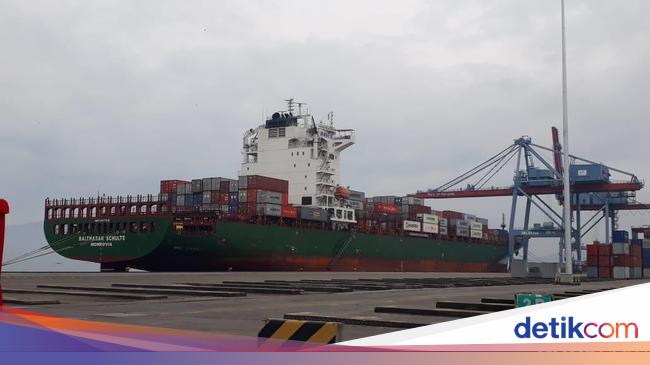Kapal 'Raksasa' Perdana Bersandar di Pelabuhan Panjang Lampung