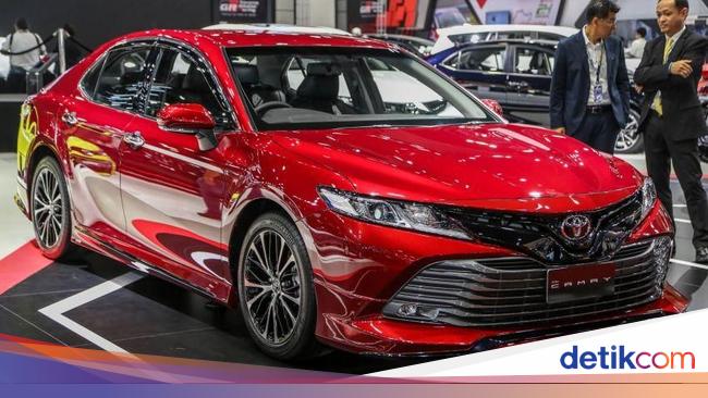 Merah Merona Toyota Camry TRD Sportivo