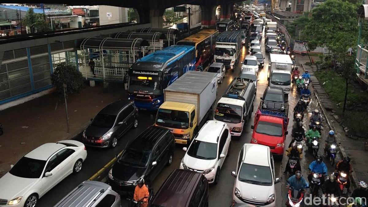 5 Tips Penangkal Stres Saat Terjebak Macet di Malam Weekend