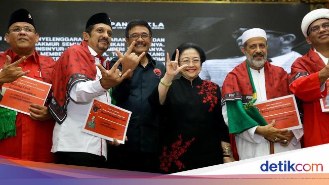 Megawati Salam Metal Usai Kukuhkan Kader Baru PDIP