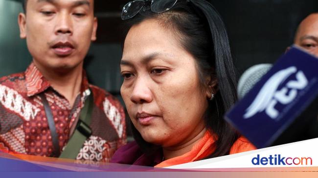 Wajah Sendu Indung Anak Buah Bowo Sidik Saat Diperiksa KPK
