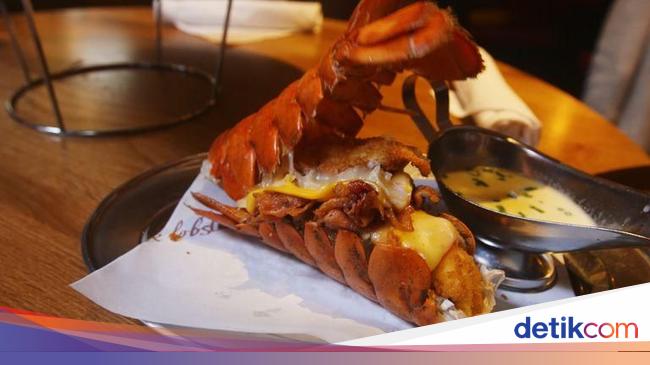 Bukan Roti, 'Burger' Isi Bacon Ini Diapit Lobster Goreng Tepung!