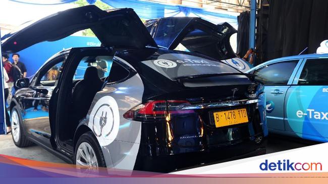Tidak Mau Coba Hybrid, Armada Bluebird Langsung Full Electric