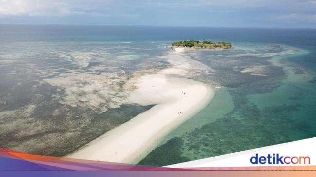Fenomena Laut Terbelah di Lombok