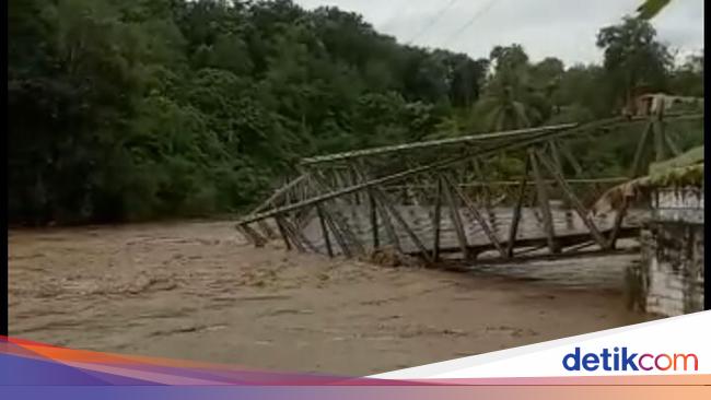 Jembatan di Empat Lawang Sumsel Putus Diterjang Arus Sungai