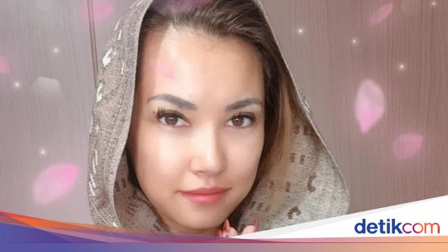 Pakai Pashmina, Maria Ozawa Ucapkan Selamat Berpuasa