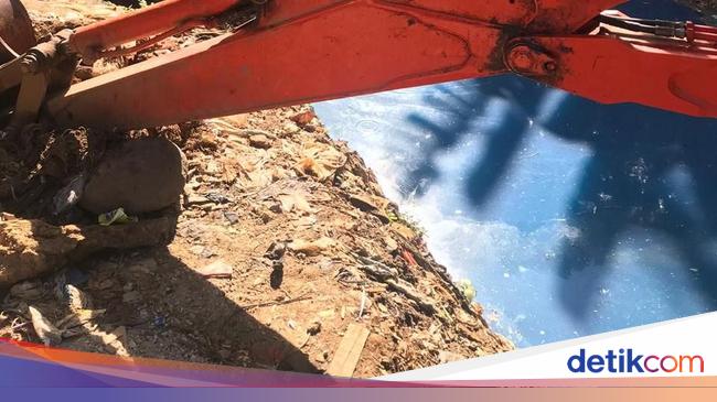 Waduh! Air Kali di Jaktim Ini Mendadak Jadi Biru Waduh! Air Kali di Jaktim Ini Mendadak Jadi Biru