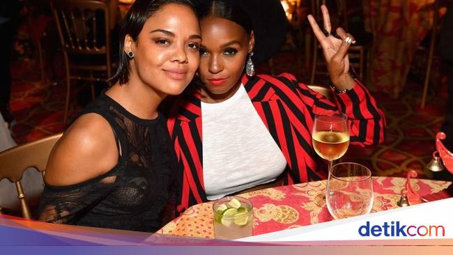 Anggunnya Pose 8 Superhero Cewek 'Avengers: Endgame' Bareng Makanan Favorit