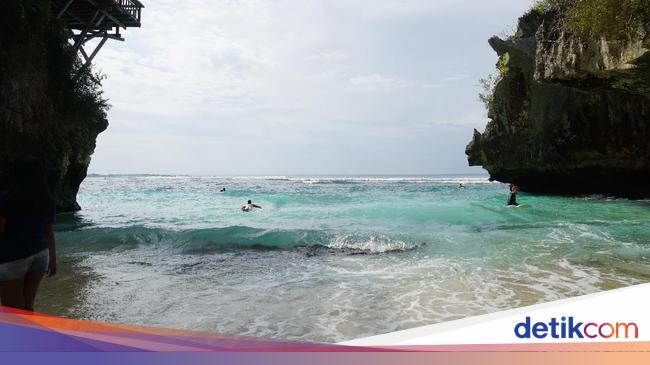 Pantai Suluban yang Tersembunyi dengan Ombak Gahar di Bali