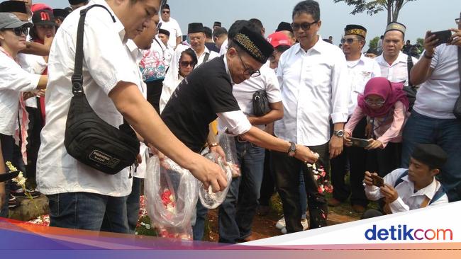 Peringati Tragedi Trisakti, Aktivis 98 Ziarah ke Makam Pejuang Reformasi