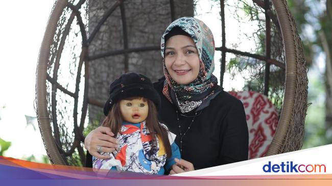 Potret Ria Enes yang Masih Setia dengan Boneka Susan