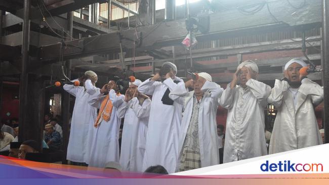 Masjid Ini Kumandangkan Azan dengan 7 Muazin